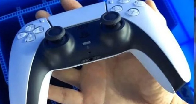 Rumor: DualSense PS5 Controller Size in Leaked Photo, Perspective Might ...