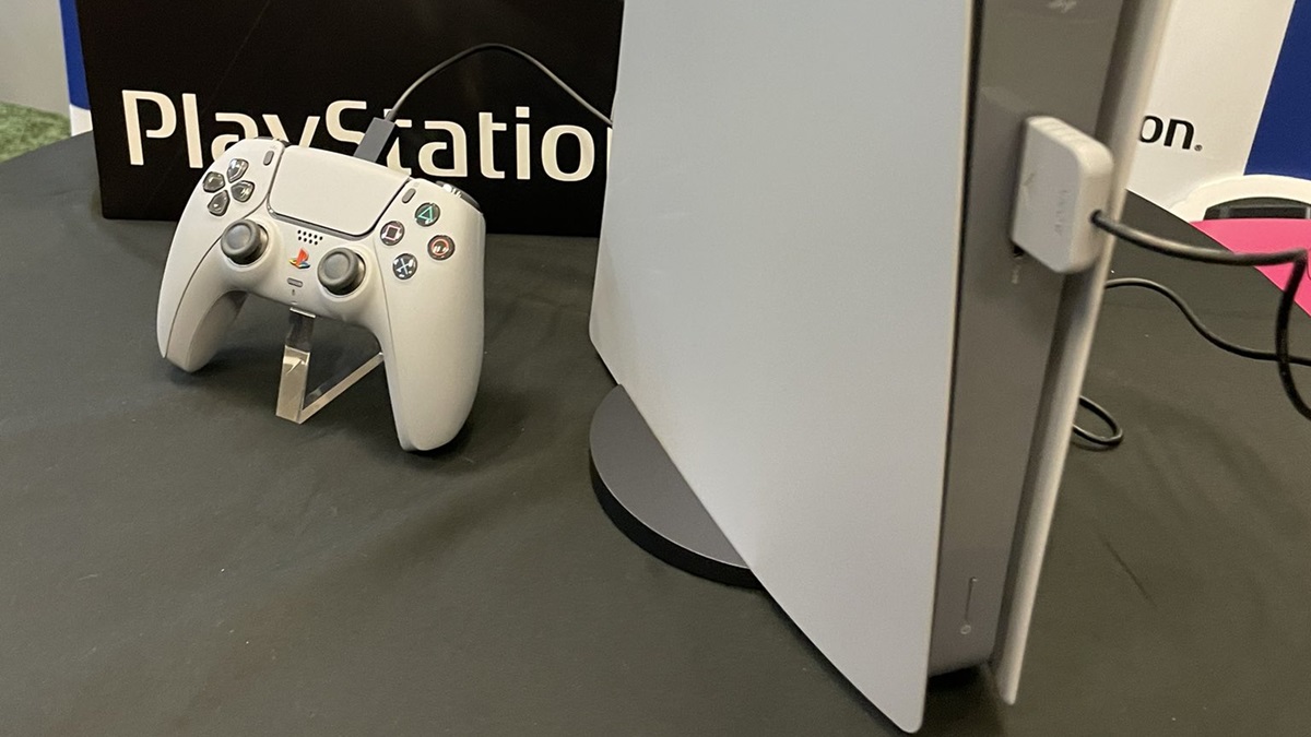 PS1-Themed PS5 Controller Gifted to Jim Ryan at Farewell Party